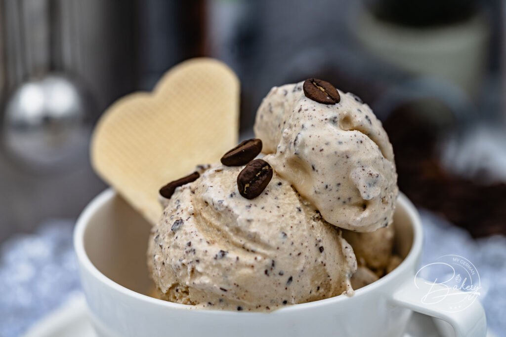 Kaffee Eis Rezept - leckeres Cappuccino Eis mit Schokolade